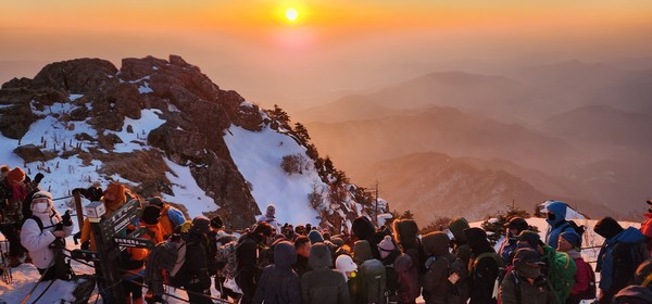 수많은 인파 몰린 지리산 천왕봉